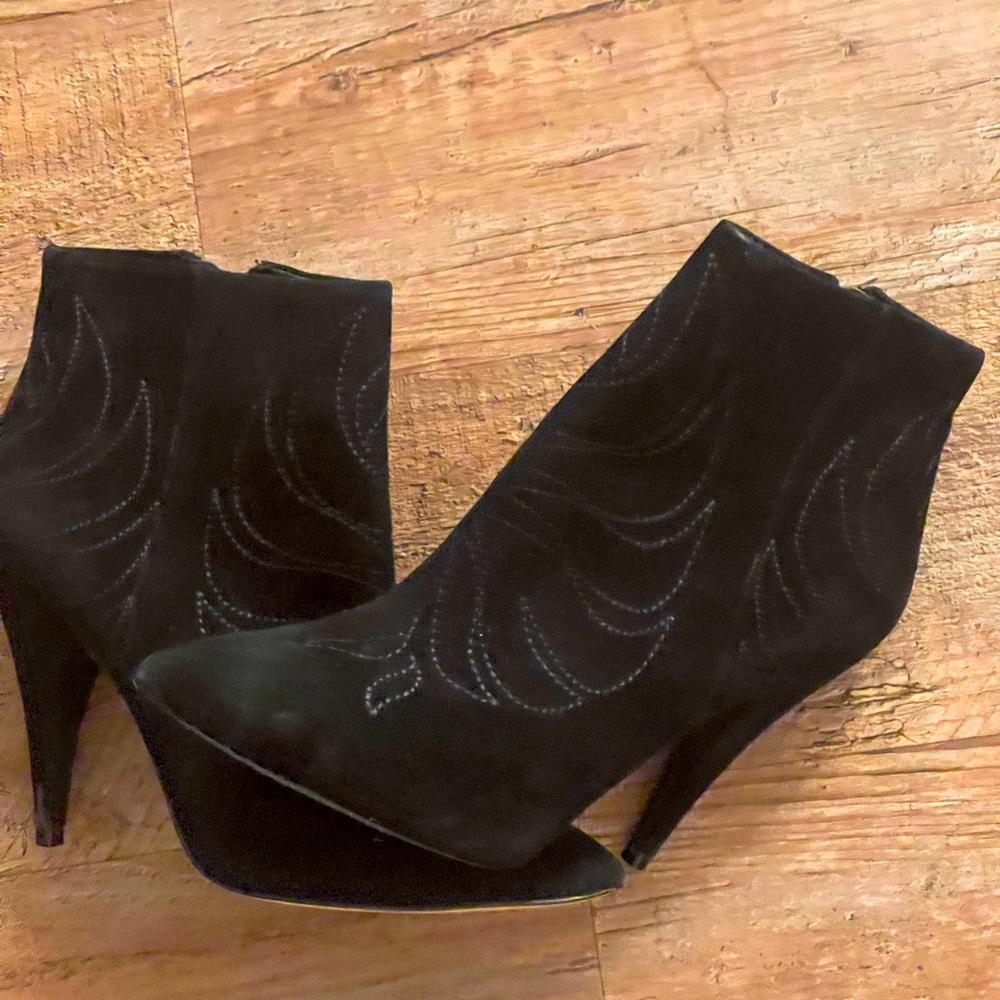 Aldo Black Ankle Boot With Side Zipper, Barely Used. - Gem